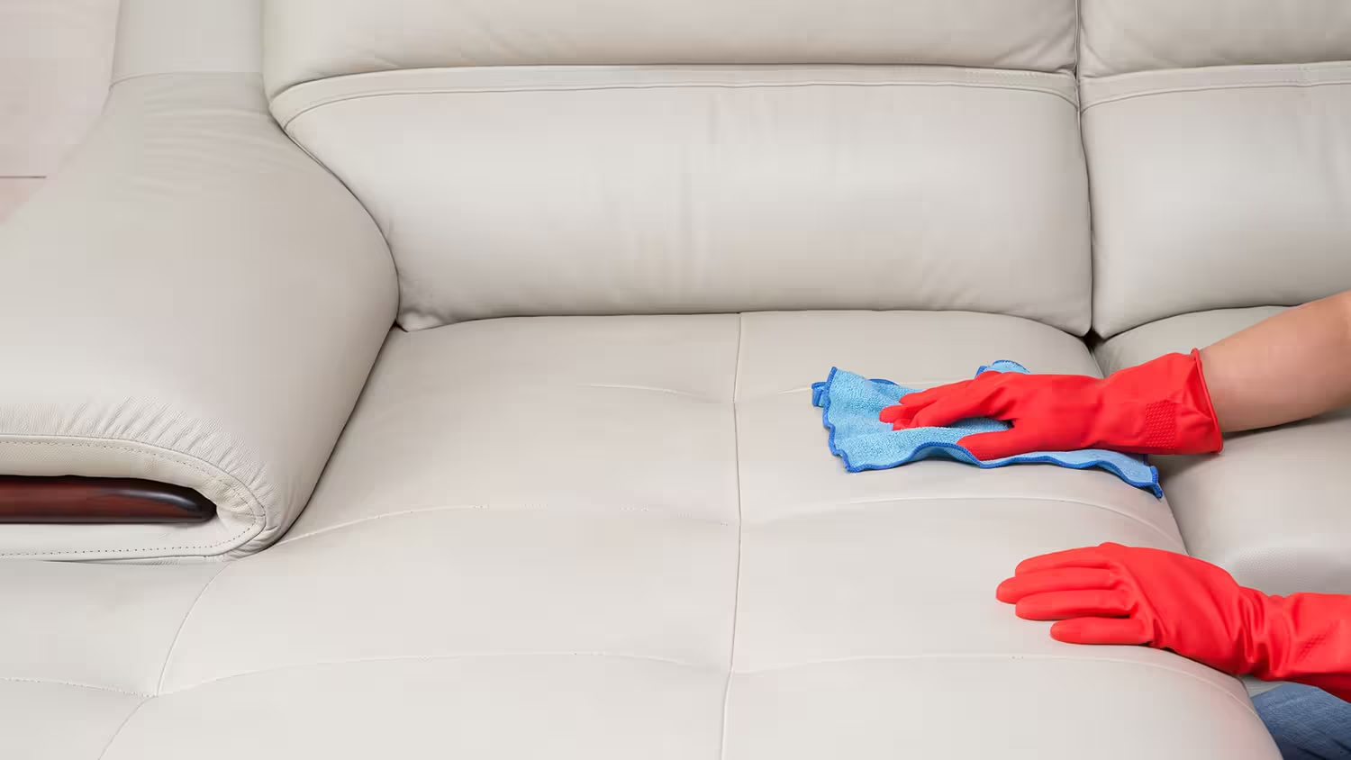 pessoa passando pano em sofá - Revista Catorze